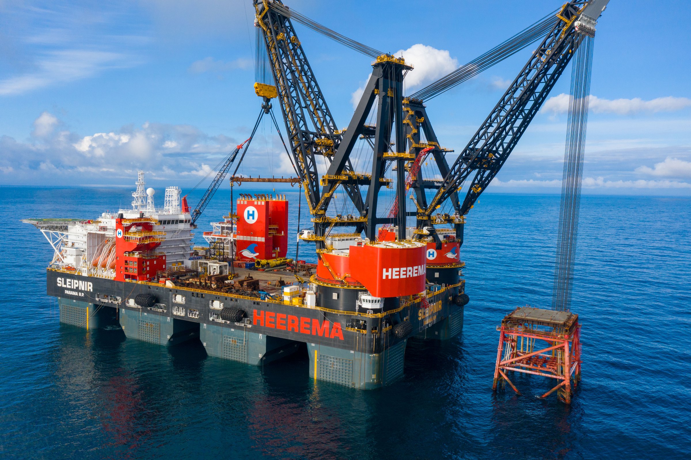 Jacket and Topside Removal | Heerema
