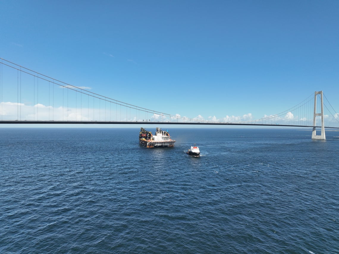 Thialf crosses the Storebaelt Bridge: Heerema enters the Baltic Sea