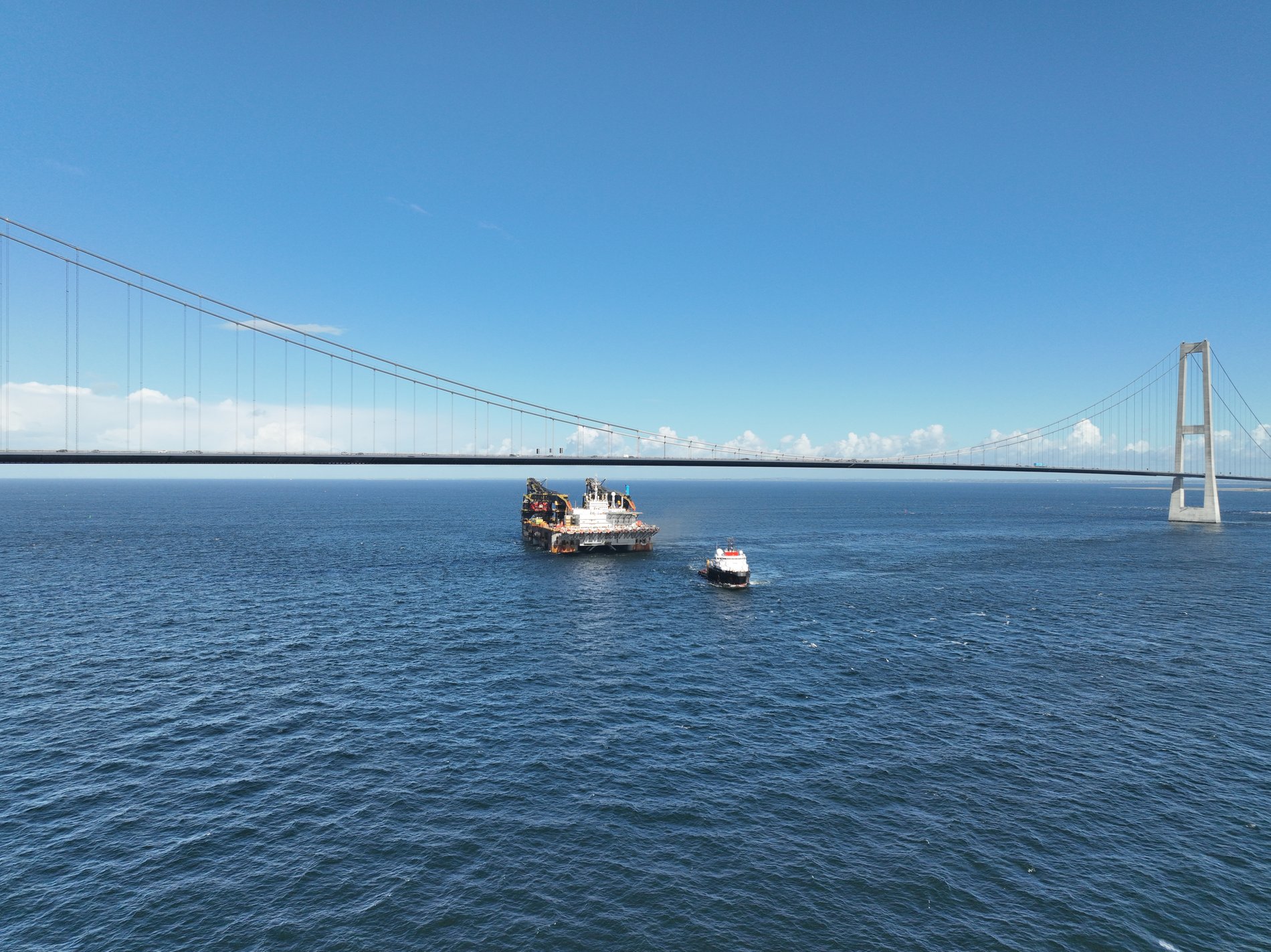 Thialf crosses the Storebaelt Bridge: Heerema enters the Baltic Sea