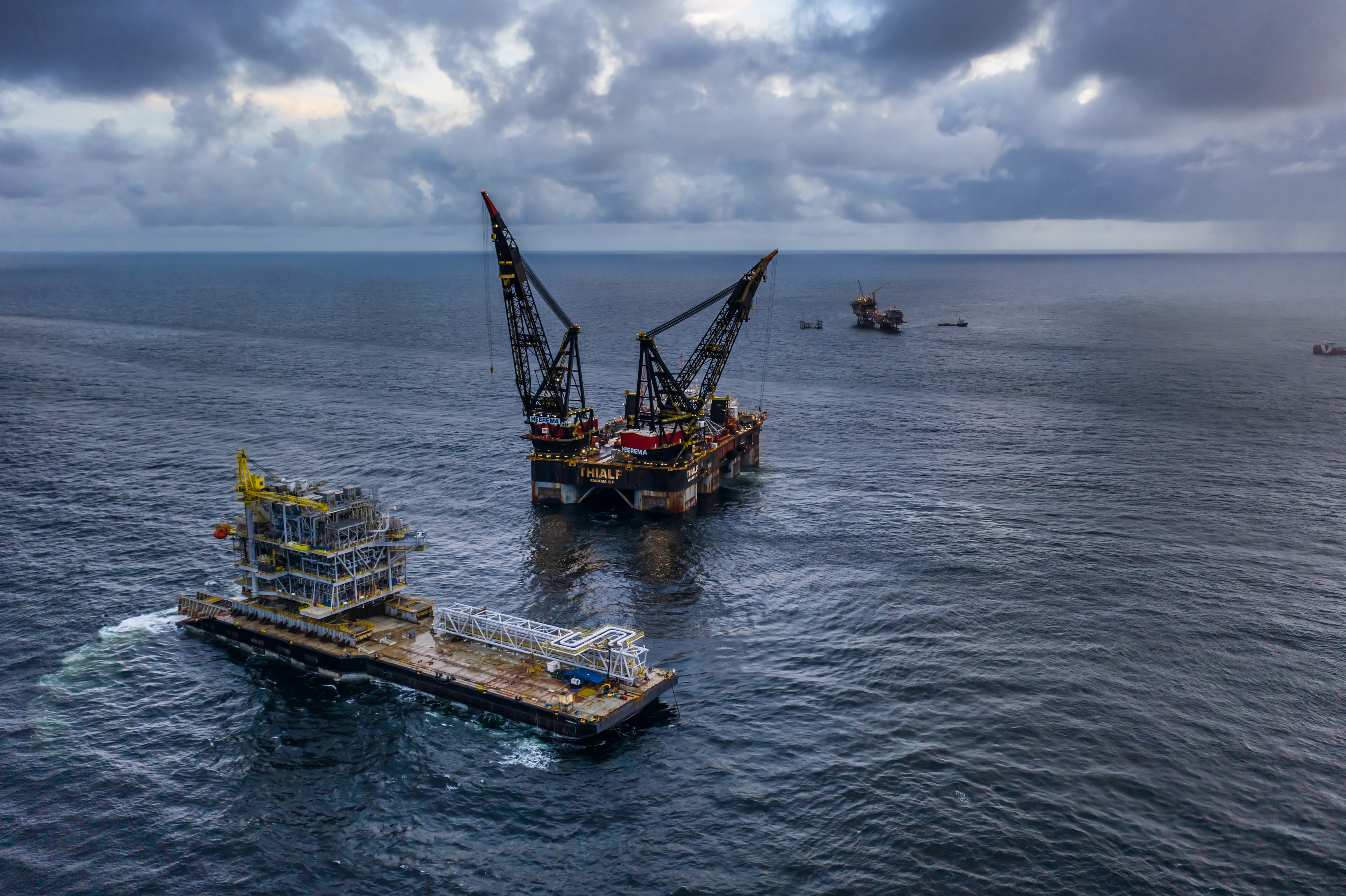 Thialf installs BP's Cassia Compression platform